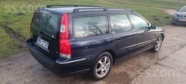 Zils Volvo V70 2006 Rīga, ar dzinēja tilpumu 2.40 L un nobraukumu 379 tūkst. km par 1750 €, foto 2 vietnē AUTOMOTO.COM.LV