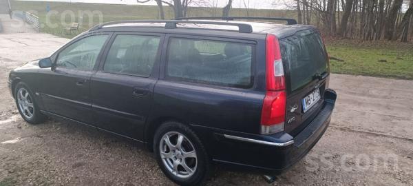 Zils Volvo V70 2006 Rīga, ar dzinēja tilpumu 2.40 L un nobraukumu 379 tūkst. km par 1750 €, foto 4 vietnē AUTOMOTO.COM.LV