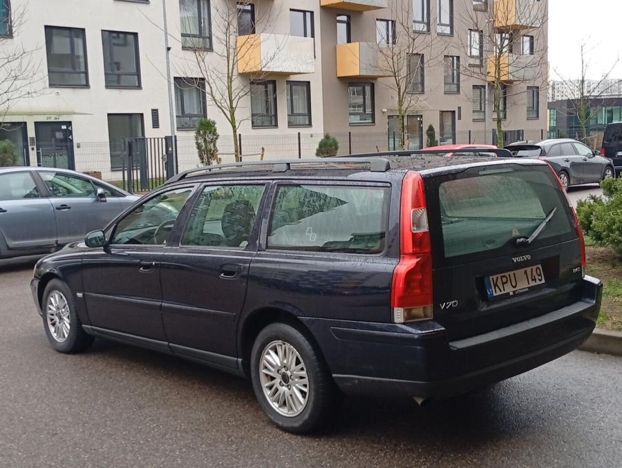 Blue Volvo V70 2006 in Vilnius, with an engine capacity of 2.40 L and mileage of 311 thousand km for 1300 €, photo 1 on AUTOMOTO.COM.LV