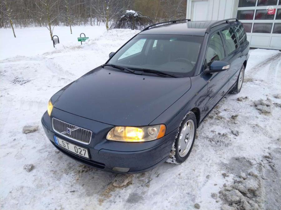 Blue Volvo V70 2006 in Panevezys, with an engine capacity of 2.40 L and mileage of 365 thousand km for 1700 €, photo 1 on AUTOMOTO.COM.LV