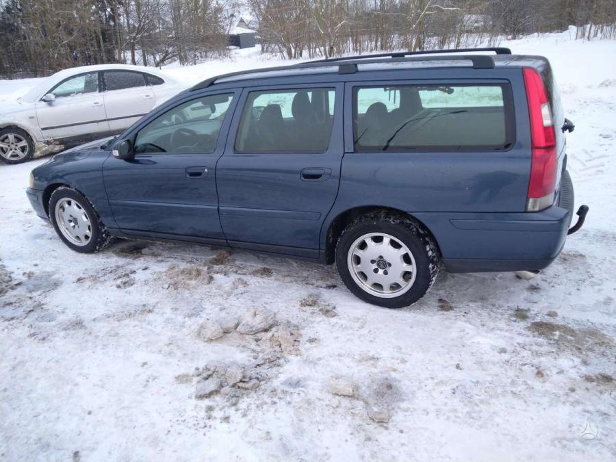 Blue Volvo V70 2006 in Panevezys, with an engine capacity of 2.40 L and mileage of 365 thousand km for 1700 €, photo 3 on AUTOMOTO.COM.LV
