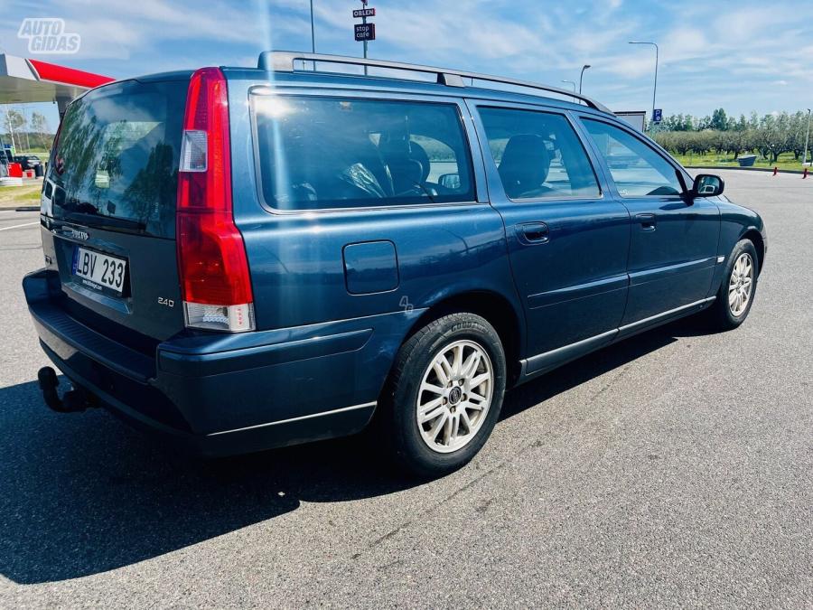 Blue Volvo V70 2006 in Vilnius, with an engine capacity of 2.40 L and mileage of 372 thousand km for 2350 €, photo 5 on AUTOMOTO.COM.LV