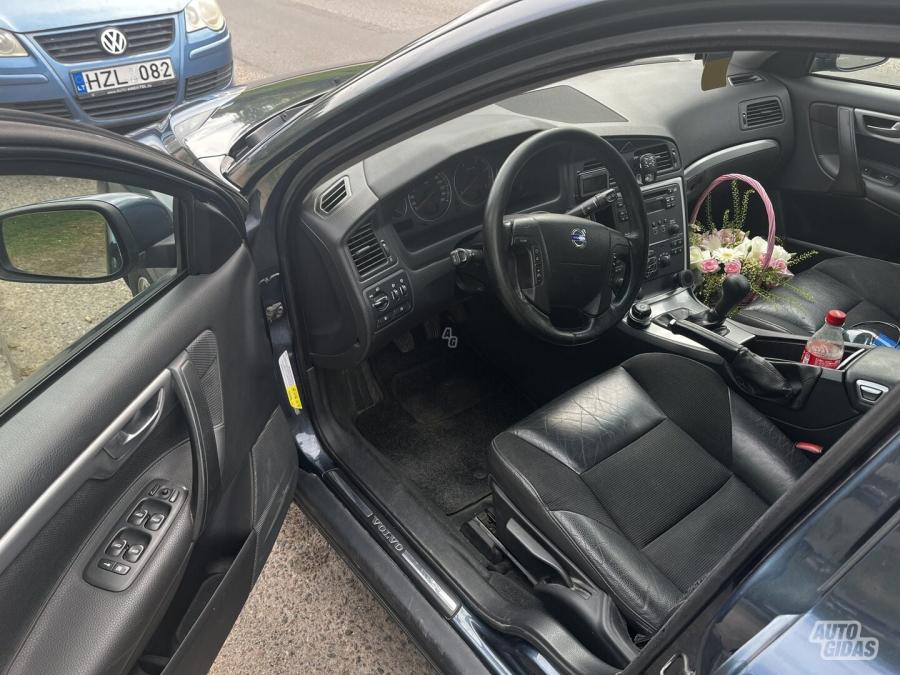 Blue Volvo V70 2006 in Vilnius, with an engine capacity of 2.40 L and mileage of 372 thousand km for 2350 €, photo 9 on AUTOMOTO.COM.LV