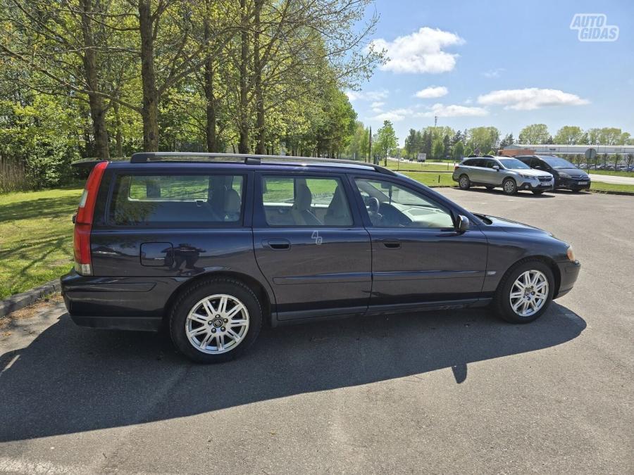 Blue Volvo V70 2006 in Klaipeda, with an engine capacity of 2.40 L and mileage of 350 thousand km for 1999 €, photo 6 on AUTOMOTO.COM.LV