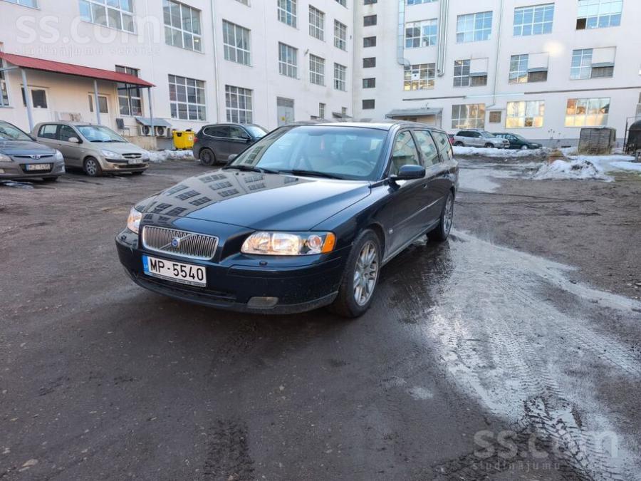 Blue Volvo V70 2006 in Riga, with an engine capacity of 2.40 L and mileage of 326 thousand km for 2100 €, photo 1 on AUTOMOTO.COM.LV