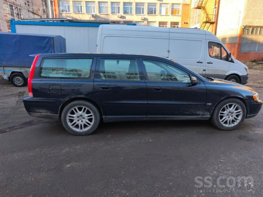 Blue Volvo V70 2006 in Riga, with an engine capacity of 2.40 L and mileage of 326 thousand km for 2100 €, photo 4 on AUTOMOTO.COM.LV