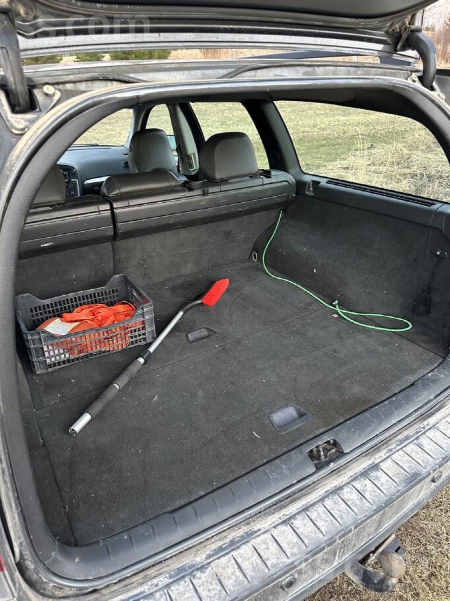 Blue Volvo V70 2006 in Ogre, with an engine capacity of 2.40 L and mileage of 384 thousand km for 2100 €, photo 8 on AUTOMOTO.COM.LV