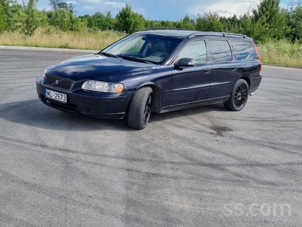 Blue Volvo V70 2006 in Dobele, with an engine capacity of 2.40 L and mileage of 371 thousand km for 2500 €, photo 1 on AUTOMOTO.COM.LV