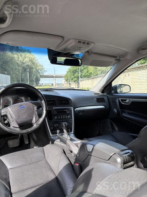 Blue Volvo V70 2006 in Riga, with an engine capacity of 2.40 L and mileage of 318 thousand km for 2550 €, photo 9 on AUTOMOTO.COM.LV