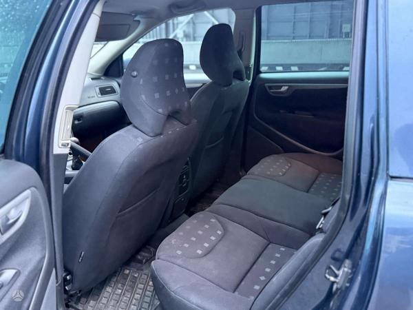 Volvo V70 2006 Viļņa vietnē Zils Volvo V70 2006 Viļņa, ar dzinēja tilpumu 2.40 L un nobraukumu 400 tūkst. km par 1750 €, foto 4 vietnē AUTOMOTO.COM.LV