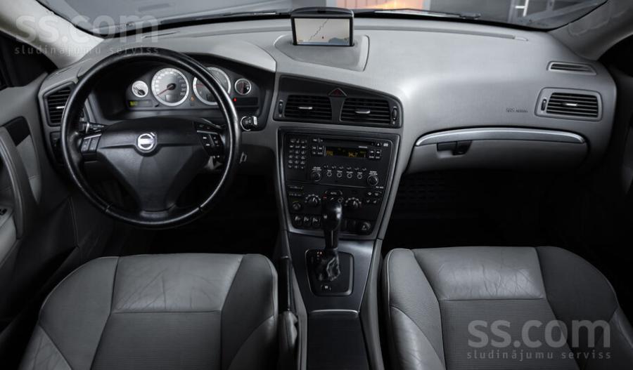 Blue Volvo V70 2006 in Jelgava, with an engine capacity of 2.40 L and mileage of 0 thousand km for 2400 €, photo 11 on AUTOMOTO.COM.LV