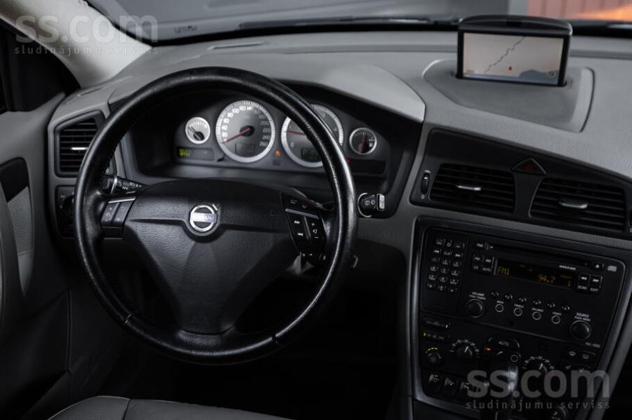 Blue Volvo V70 2006 in Jelgava, with an engine capacity of 2.40 L and mileage of 0 thousand km for 2400 €, photo 12 on AUTOMOTO.COM.LV