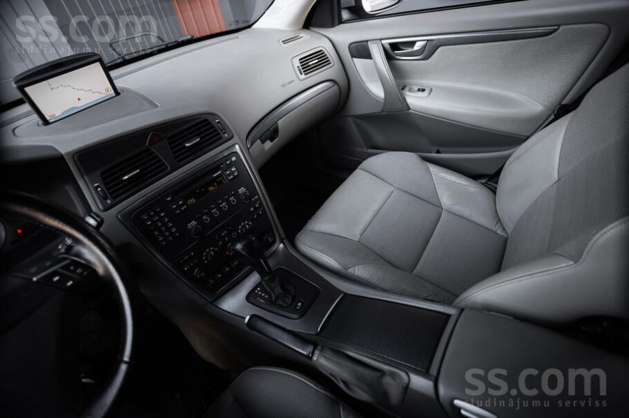 Blue Volvo V70 2006 in Jelgava, with an engine capacity of 2.40 L and mileage of 0 thousand km for 2400 €, photo 17 on AUTOMOTO.COM.LV