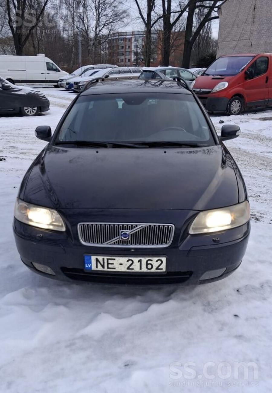Синий Вольво В70 2007 в Рига, объемом двигателя 2.40 л и пробегом 335 тыс. км за 2600 €, фото 1 на AUTOMOTO.COM.LV