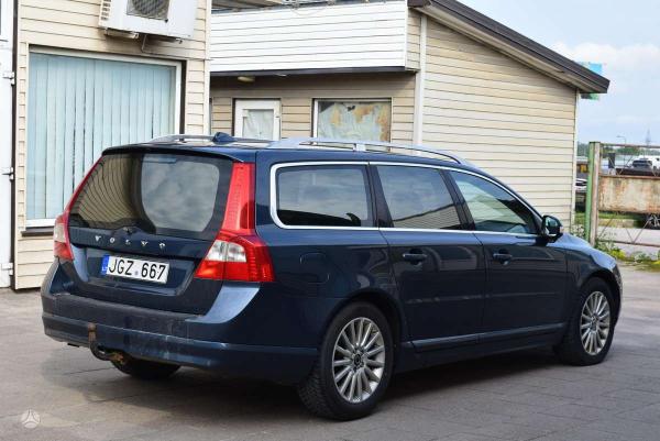 Blue Volvo V70 2007 in Vilnius, with an engine capacity of 2.40 L and mileage of 408 thousand km for 2600 €, photo 4 on AUTOMOTO.COM.LV