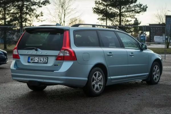 Синий Вольво В70 2007 в Лиепая, объемом двигателя 2.40 л и пробегом 295 тыс. км за 5450 €, фото 4 на AUTOMOTO.COM.LV