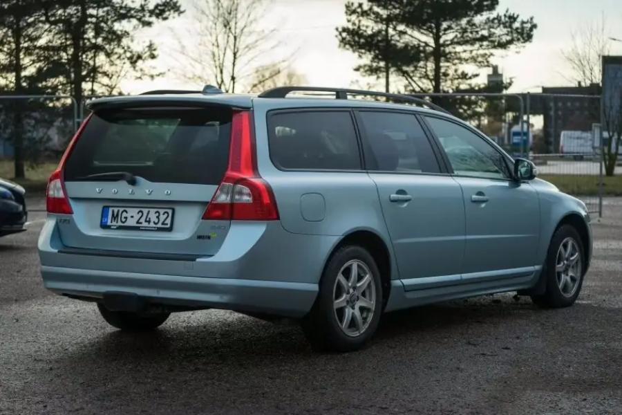 Blue Volvo V70 2007 in Liepaja, with an engine capacity of 2.40 L and mileage of 295 thousand km for 5450 €, photo 5 on AUTOMOTO.COM.LV
