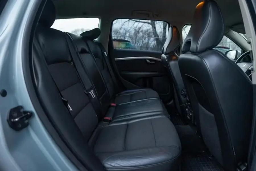 Blue Volvo V70 2007 in Liepaja, with an engine capacity of 2.40 L and mileage of 295 thousand km for 5450 €, photo 12 on AUTOMOTO.COM.LV