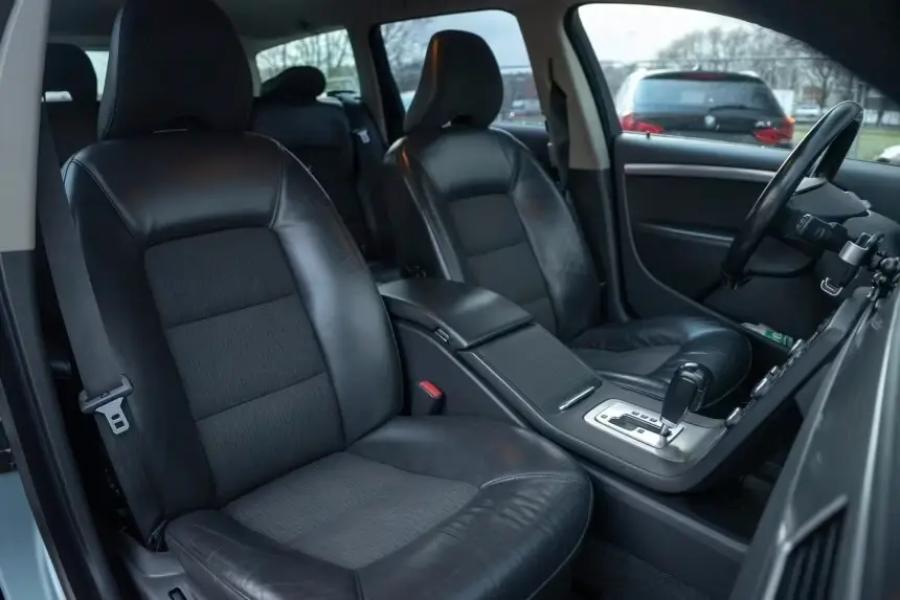 Blue Volvo V70 2007 in Liepaja, with an engine capacity of 2.40 L and mileage of 295 thousand km for 5450 €, photo 13 on AUTOMOTO.COM.LV