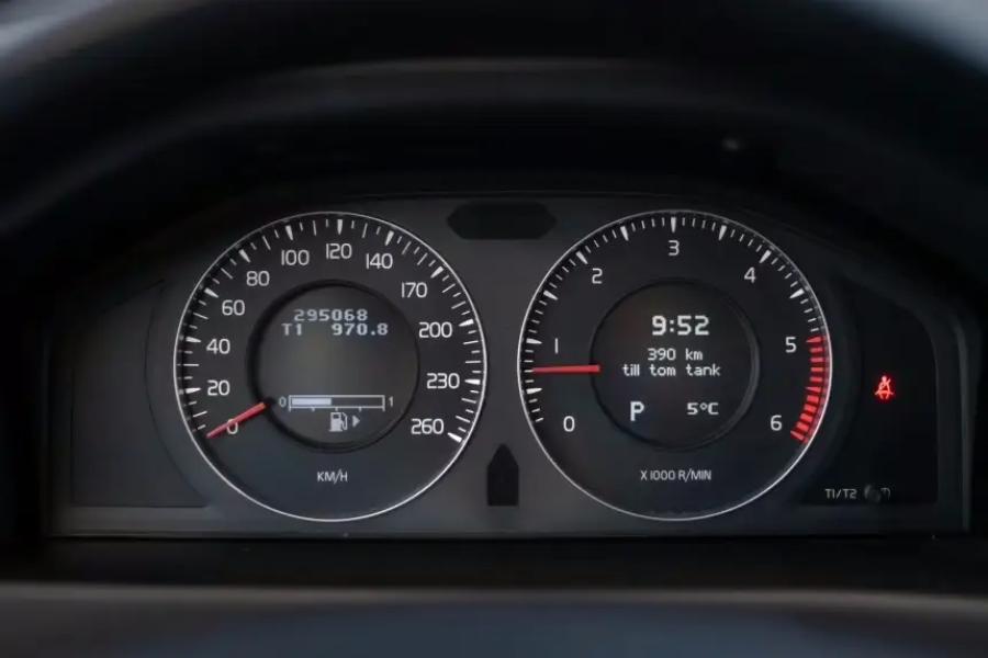 Blue Volvo V70 2007 in Liepaja, with an engine capacity of 2.40 L and mileage of 295 thousand km for 5450 €, photo 14 on AUTOMOTO.COM.LV