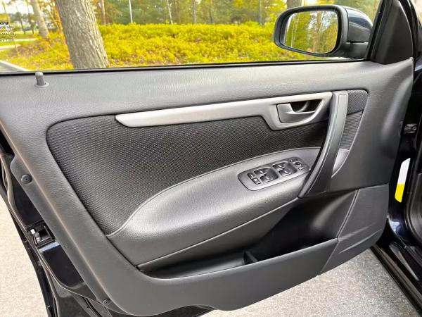 Blue Volvo V70 2007 in Riga, with an engine capacity of 2.40 L and mileage of 344 thousand km for 3600 €, photo 8 on AUTOMOTO.COM.LV