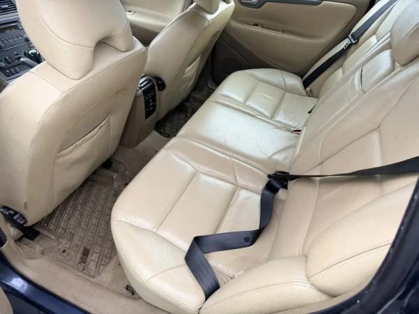 Zils Volvo V70 2007 Rīga, ar dzinēja tilpumu 2.40 L un nobraukumu 238 tūkst. km par 3700 €, foto 5 vietnē AUTOMOTO.COM.LV