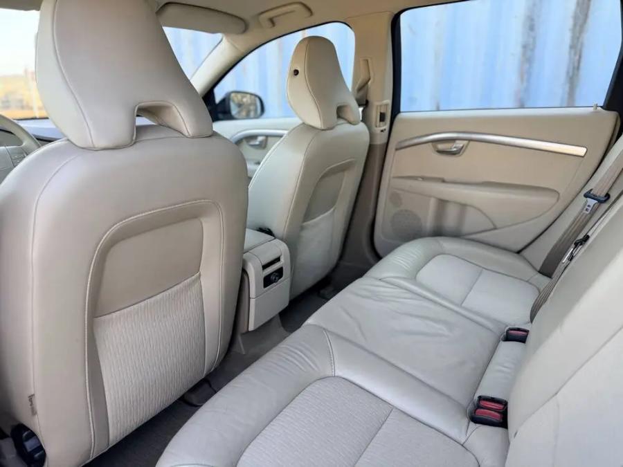 Blue Volvo V70 2007 in Riga, with an engine capacity of 2.40 L and mileage of 307 thousand km for 4250 €, photo 8 on AUTOMOTO.COM.LV