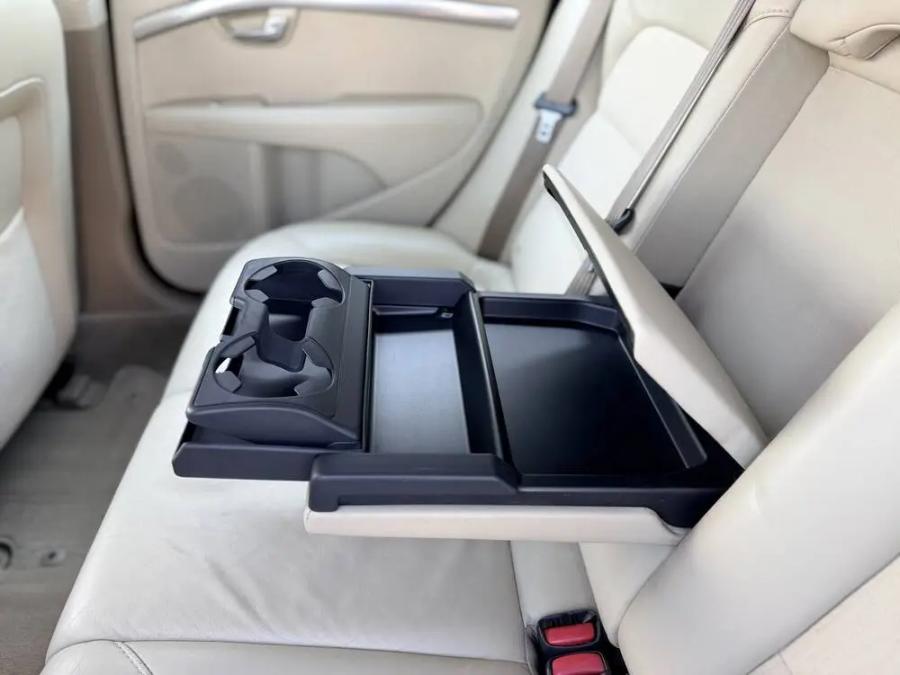 Blue Volvo V70 2007 in Riga, with an engine capacity of 2.40 L and mileage of 307 thousand km for 4250 €, photo 9 on AUTOMOTO.COM.LV
