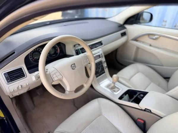 Blue Volvo V70 2007 in Riga, with an engine capacity of 2.40 L and mileage of 307 thousand km for 4250 €, photo 9 on AUTOMOTO.COM.LV