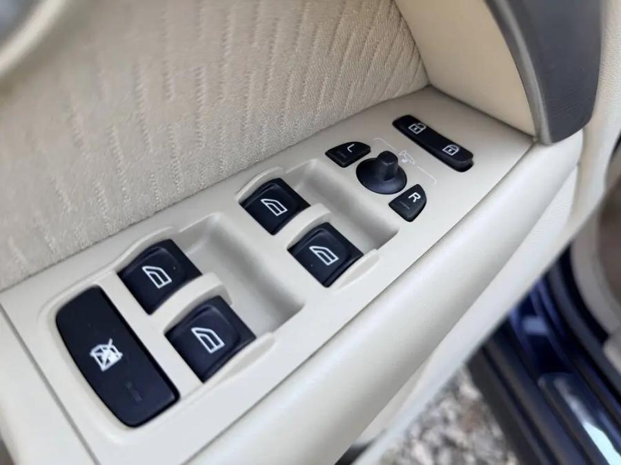 Blue Volvo V70 2007 in Riga, with an engine capacity of 2.40 L and mileage of 307 thousand km for 4250 €, photo 12 on AUTOMOTO.COM.LV
