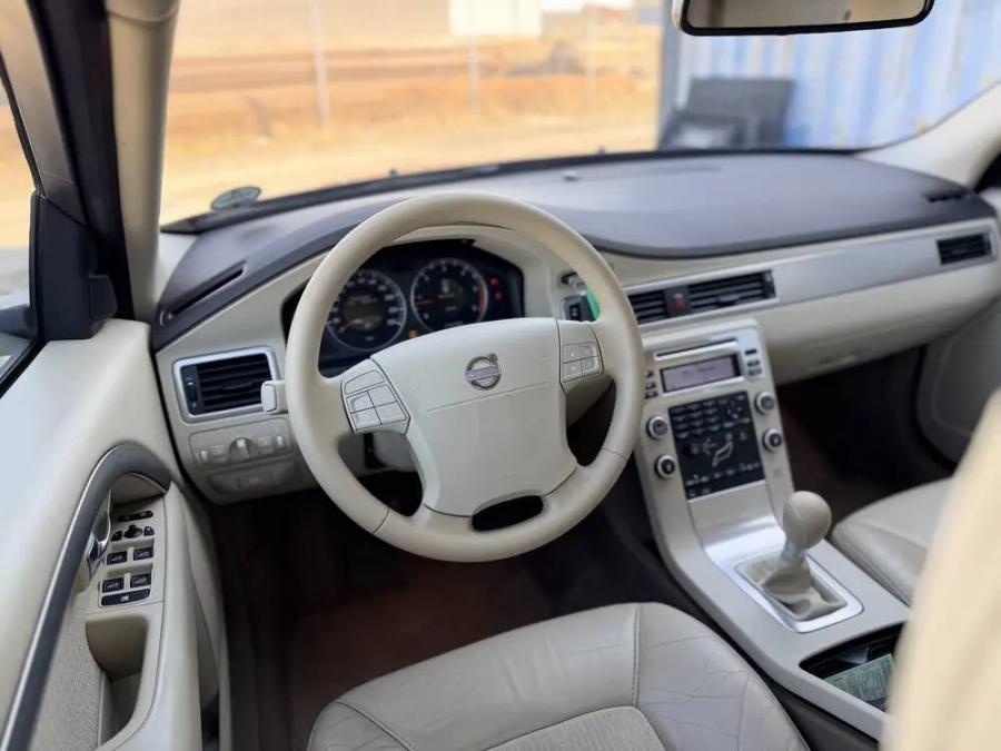 Blue Volvo V70 2007 in Riga, with an engine capacity of 2.40 L and mileage of 307 thousand km for 4250 €, photo 14 on AUTOMOTO.COM.LV