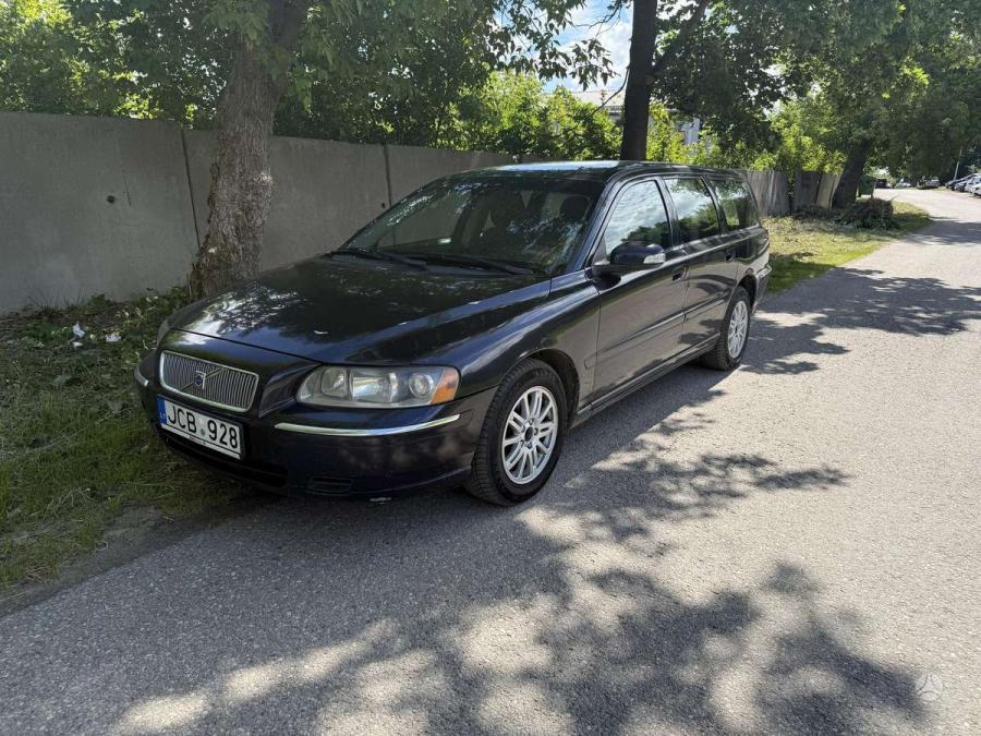 Blue Volvo V70 2007 in Vilnius, with an engine capacity of 2.44 L and mileage of 300 thousand km for 500 €, photo 1 on AUTOMOTO.COM.LV