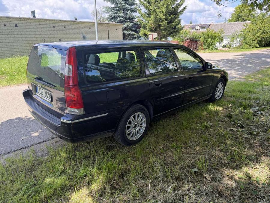 Blue Volvo V70 2007 in Vilnius, with an engine capacity of 2.44 L and mileage of 300 thousand km for 500 €, photo 6 on AUTOMOTO.COM.LV