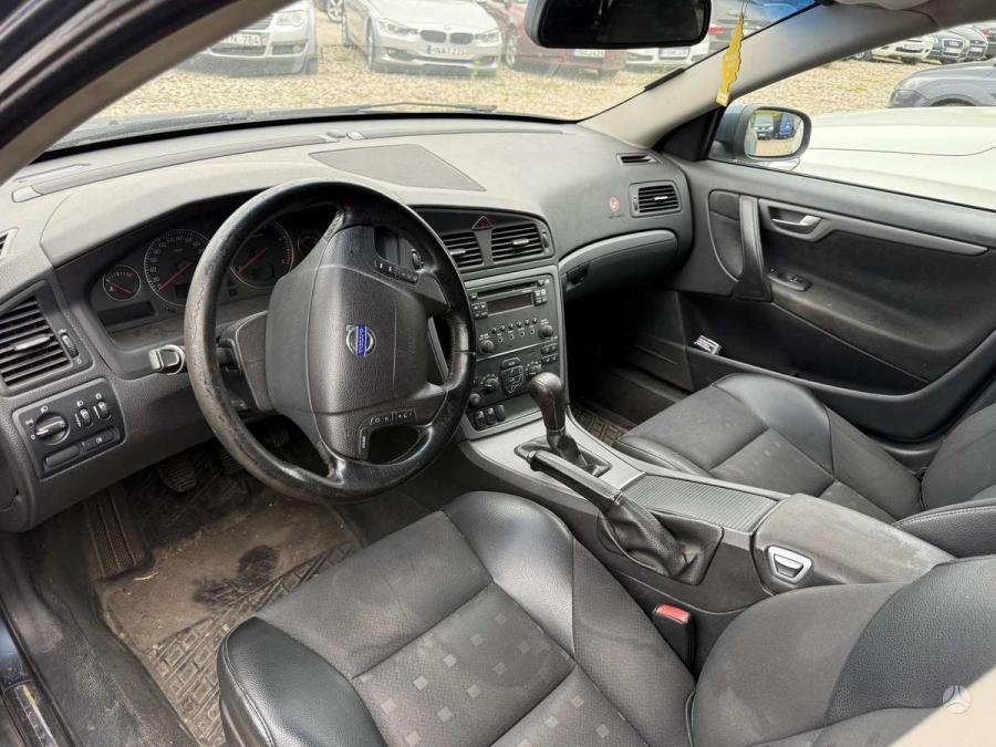 Zils Volvo V70 2007 Viļņa, ar dzinēja tilpumu 2.40 L un nobraukumu 375 tūkst. km par 1000 €, foto 8 vietnē AUTOMOTO.COM.LV