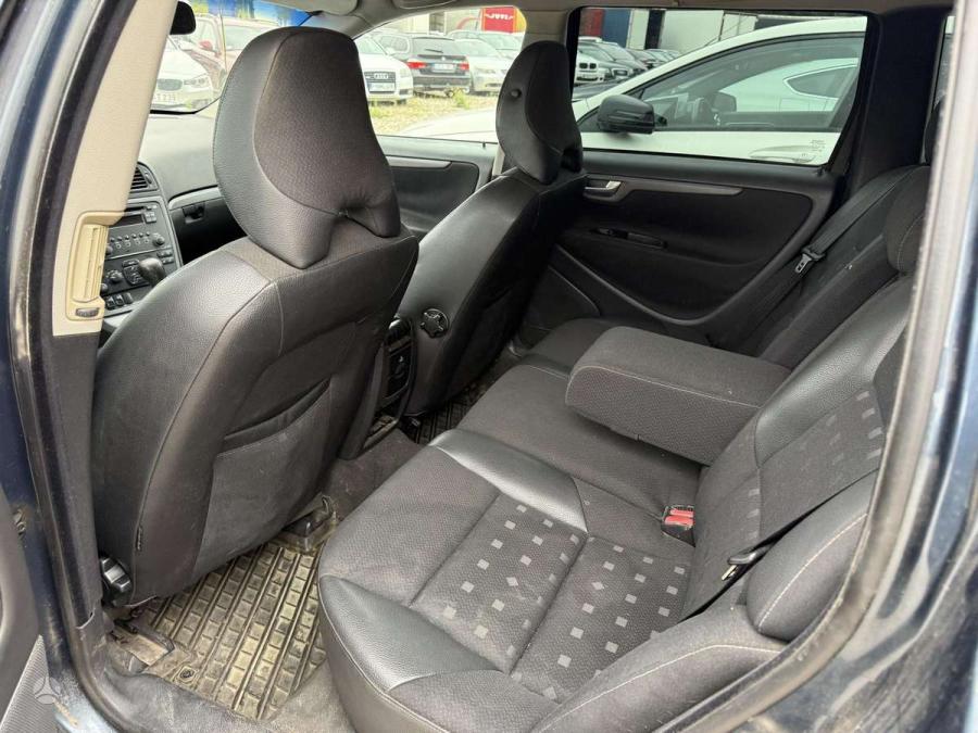 Zils Volvo V70 2007 Viļņa, ar dzinēja tilpumu 2.40 L un nobraukumu 375 tūkst. km par 1000 €, foto 10 vietnē AUTOMOTO.COM.LV