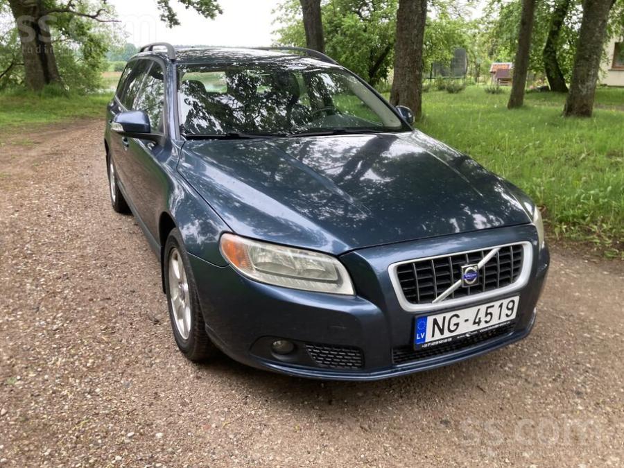 Blue Volvo V70 2008 in Jelgava, with an engine capacity of 2.40 L and mileage of 268 thousand km for 3500 €, photo 3 on AUTOMOTO.COM.LV