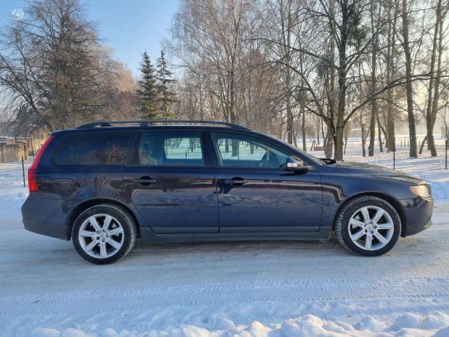 Blue Volvo V70 2008 in Prienai, with an engine capacity of 2.40 L and mileage of 332 thousand km for 3650 €, photo 4 on AUTOMOTO.COM.LV