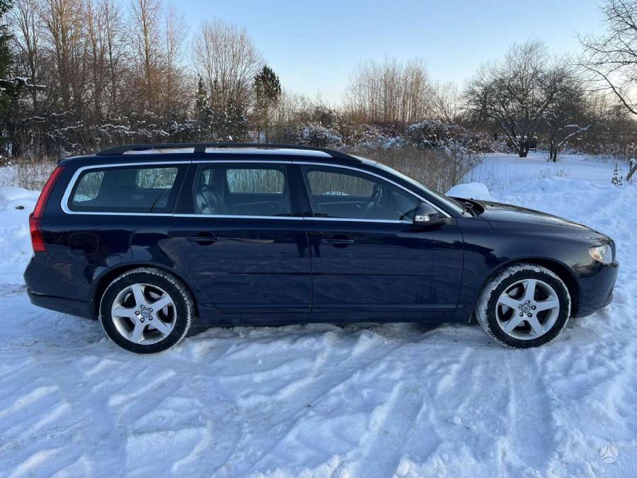 Blue Volvo V70 2008 in Sirvintos, with an engine capacity of 2.40 L and mileage of 315 thousand km for 3749 €, photo 6 on AUTOMOTO.COM.LV