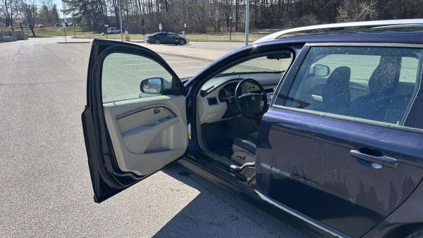 Zils Volvo V70 2008 Viļņa, ar dzinēja tilpumu 2.40 L un nobraukumu 286 tūkst. km par 3100 €, foto 5 vietnē AUTOMOTO.COM.LV