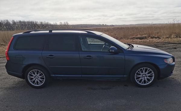 Zils Volvo V70 2008 Pērnava, ar dzinēja tilpumu 2.40 L un nobraukumu 414 tūkst. km par 2200 €, foto 9 vietnē AUTOMOTO.COM.LV
