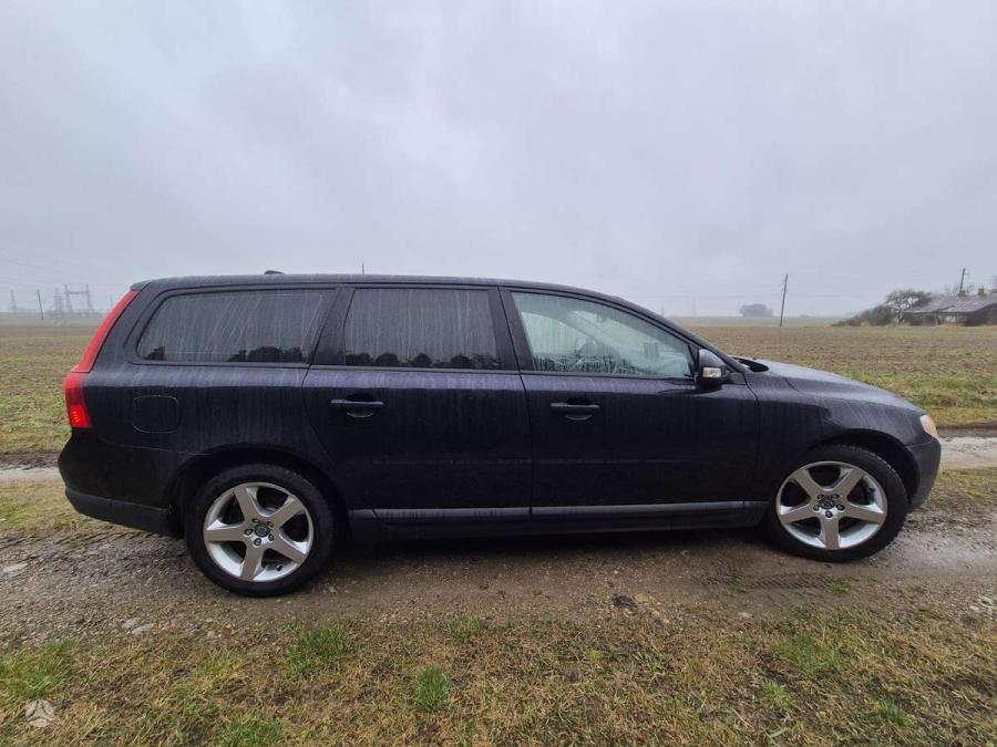 Blue Volvo V70 2009 in Alytus, with an engine capacity of 2.00 L and mileage of 278 thousand km for 3800 €, photo 3 on AUTOMOTO.COM.LV
