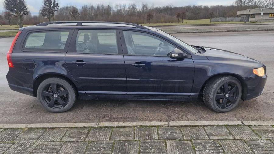 Blue Volvo V70 2009 in Kaunas, with an engine capacity of 2.40 L and mileage of 283 thousand km for 2929 €, photo 3 on AUTOMOTO.COM.LV