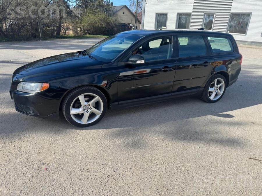 Blue Volvo V70 2009 in Riga, with an engine capacity of 2.40 L and mileage of 273 thousand km for 3750 €, photo 1 on AUTOMOTO.COM.LV