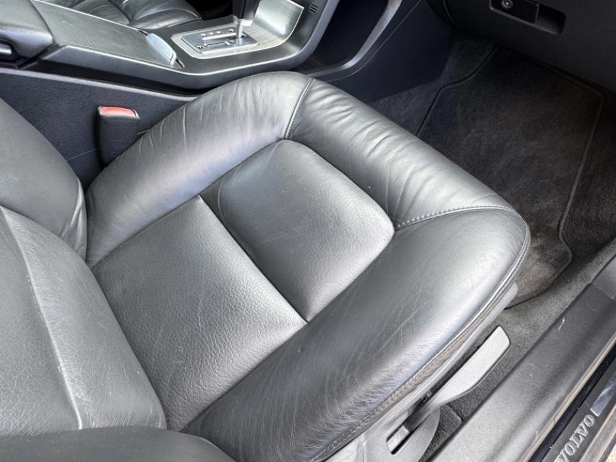 Blue Volvo V70 2009 in Riga, with an engine capacity of 2.40 L and mileage of 326 thousand km for 5150 €, photo 4 on AUTOMOTO.COM.LV