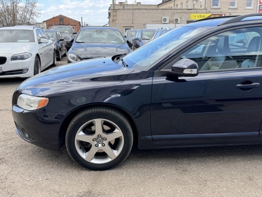 Blue Volvo V70 2009 in Riga, with an engine capacity of 2.40 L and mileage of 326 thousand km for 5150 €, photo 5 on AUTOMOTO.COM.LV