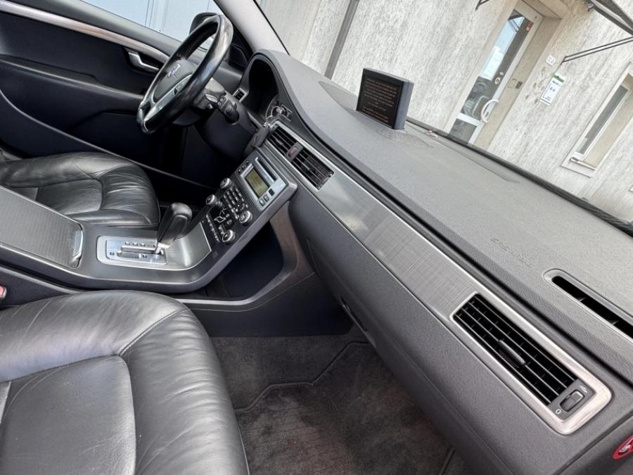 Blue Volvo V70 2009 in Riga, with an engine capacity of 2.40 L and mileage of 326 thousand km for 5150 €, photo 14 on AUTOMOTO.COM.LV