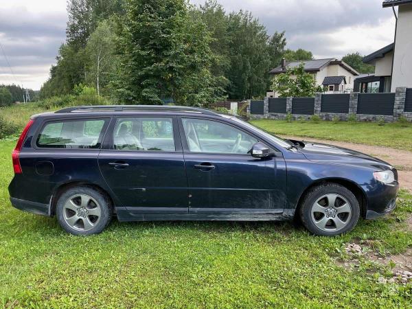 Blue Volvo V70 2009 in Vilnius, with an engine capacity of 2.40 L and mileage of 363 thousand km for 3000 €, photo 4 on AUTOMOTO.COM.LV