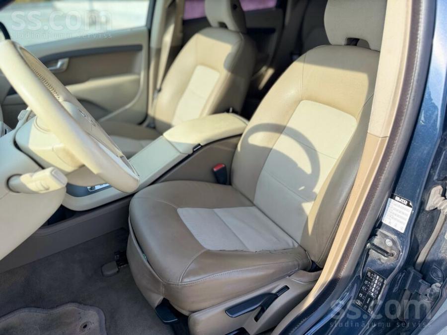 Blue Volvo V70 2009 in Riga, with an engine capacity of 2.40 L and mileage of 393 thousand km for 1995 €, photo 10 on AUTOMOTO.COM.LV