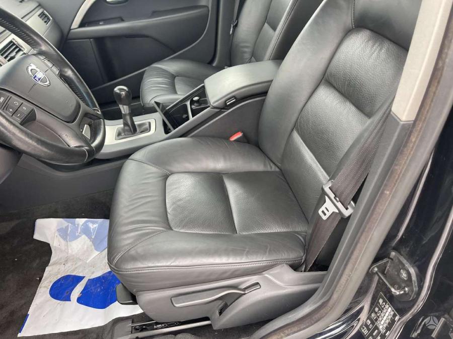 Zils Volvo V70 2010 Kauņa, ar dzinēja tilpumu 2.00 L un nobraukumu 313 tūkst. km par 3450 €, foto 23 vietnē AUTOMOTO.COM.LV