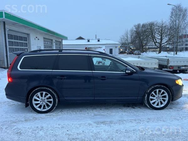 Zils Volvo V70 2010 Rīga, ar dzinēja tilpumu 2.40 L un nobraukumu 398 tūkst. km par 4999 €, foto 4 vietnē AUTOMOTO.COM.LV